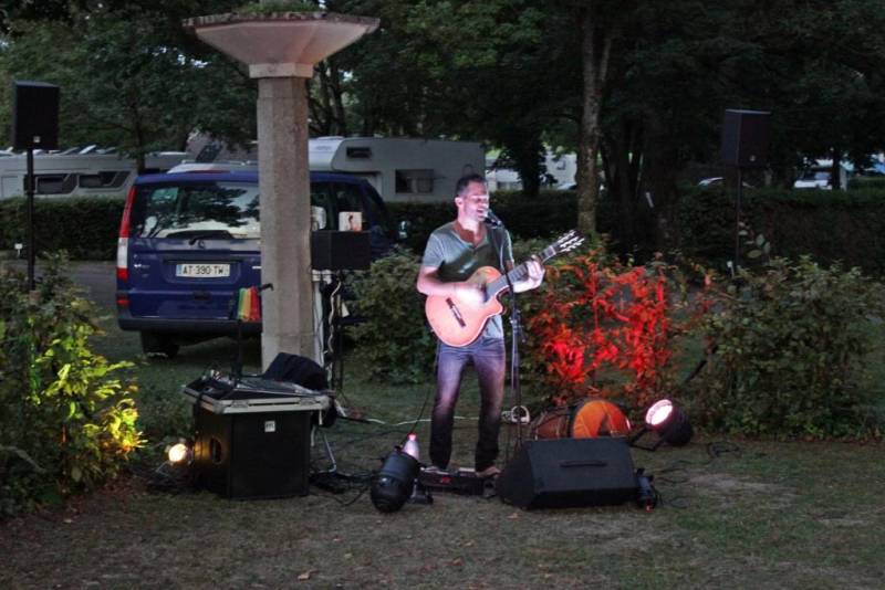 Vittel – Le chanteur Morik de passage au camping - La Plaine des Vosges