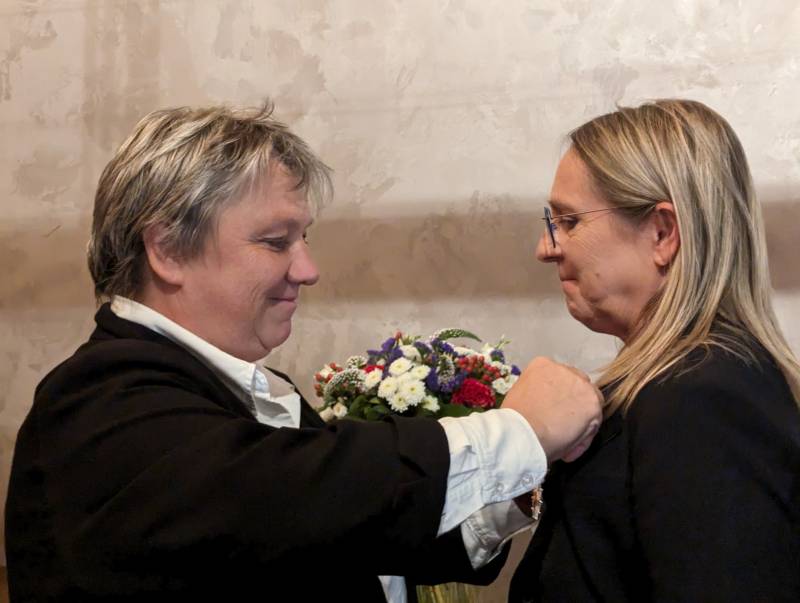 Nelly Gaxatte-Mandray reçoit la Légion d’Honneur des mains de Mme la ...