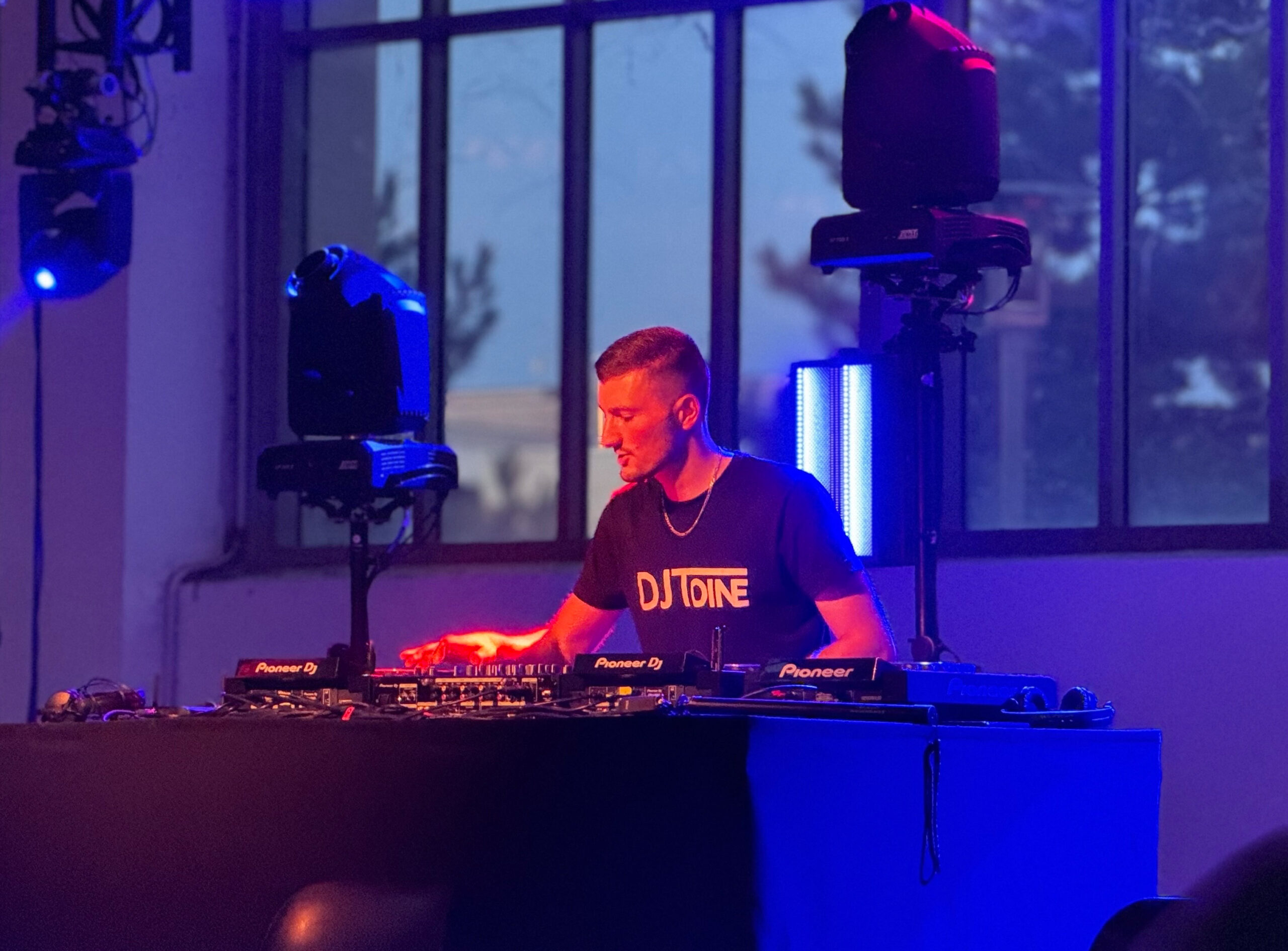 Pour ses dix ans de carrière musicale, DJ Toine présente « The Black ...