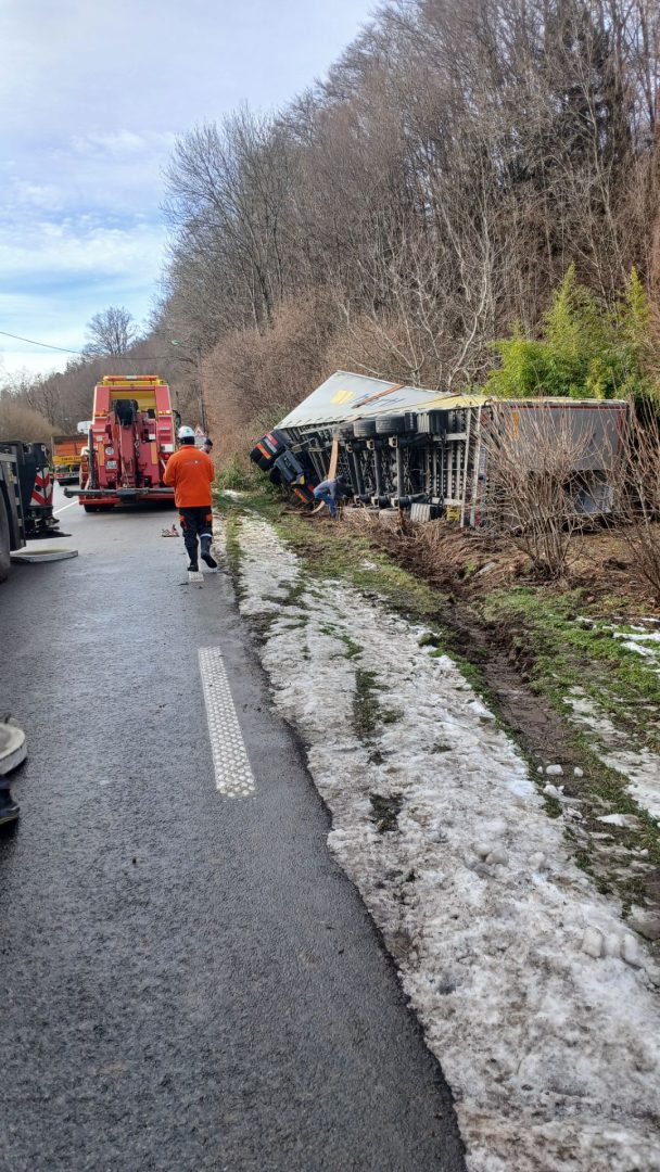 Un camion couché sur la départementale entre Jarménil et Cheniménil ...