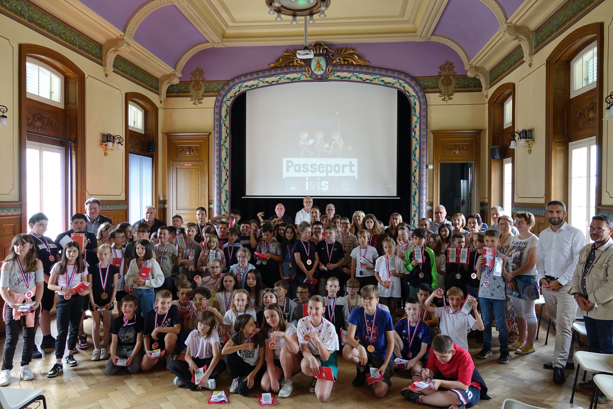 Remise des calculatrices aux CM2 de Thaon-les-Vosges - Epinal Info